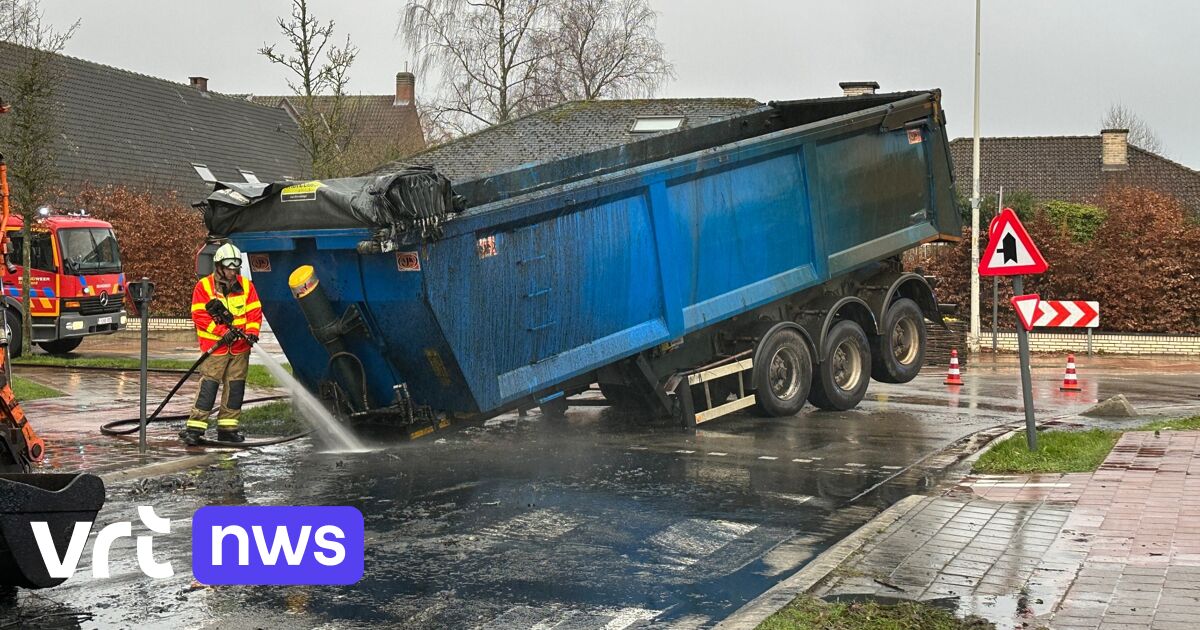 Vrachtwagen verliest deel van lading slib in Zandhoven | VRT NWS: nieuws