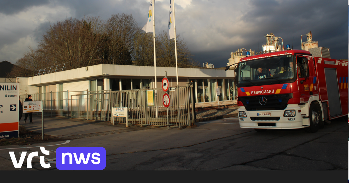 Transportband hoog boven de grond vat vuur bij Unilin in Wielsbeke ...