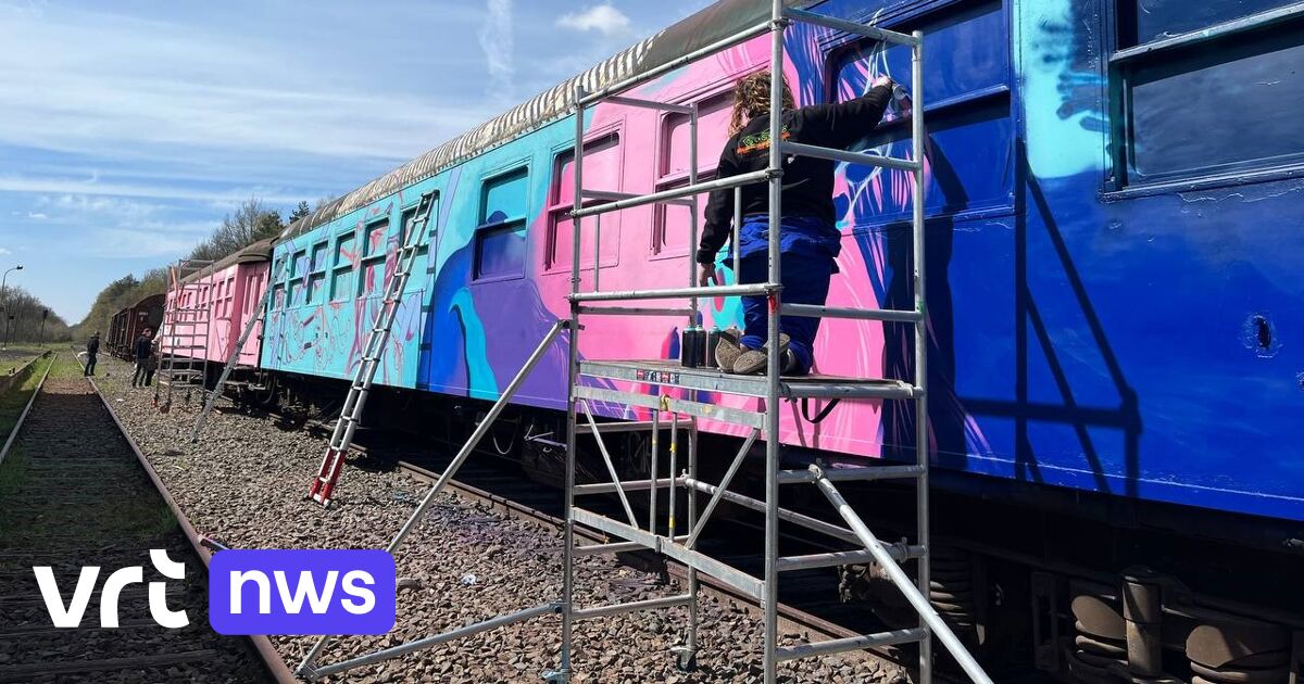 Wagons aan oud station van As getransformeerd tot kleurrijke graffiti ...