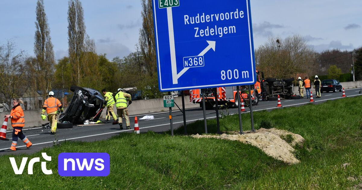 Drie gewonden bij spectaculair ongeval op E403 in Ruddervoorde | VRT NWS: nieuws