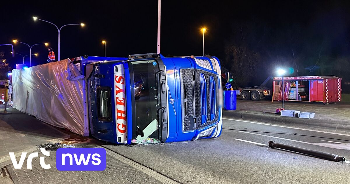 Vrachtwagen kantelt in Rumst in bocht afrit E19 | VRT NWS Nieuws