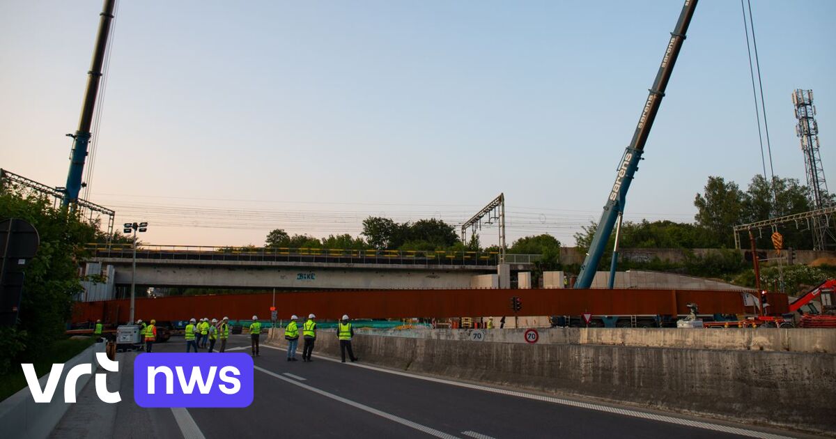 Plaatsing natuurbrug over Brusselse Ring in Hoeilaart levert spectaculaire beelden op | VRT NWS ...