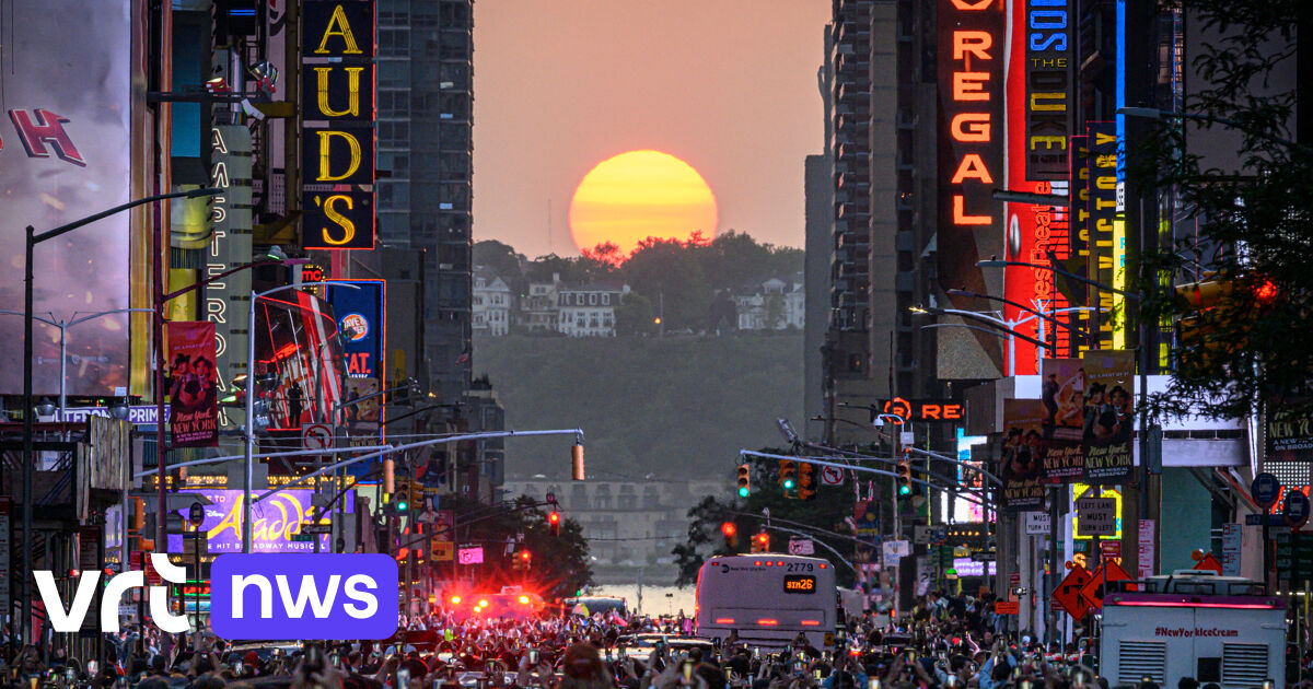 Duizenden mensen (en hun smartphones) bewonderen "Manhattanhenge" in ...
