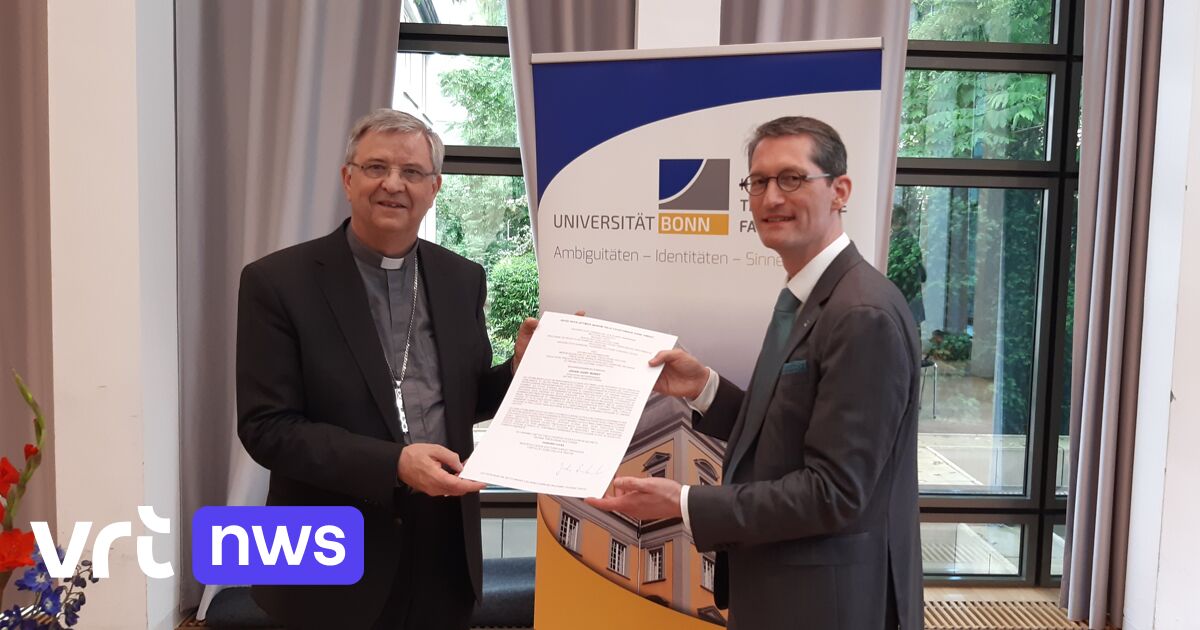 Bisschop Johan Bonny van Antwerpen krijgt eredoctoraat van Universiteit ...