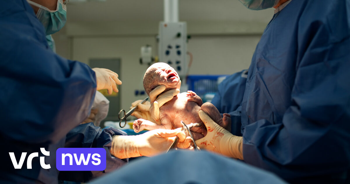 Influencer tilt baby zelf uit buik bij keizersnede, gynaecoloog: "Kan ...