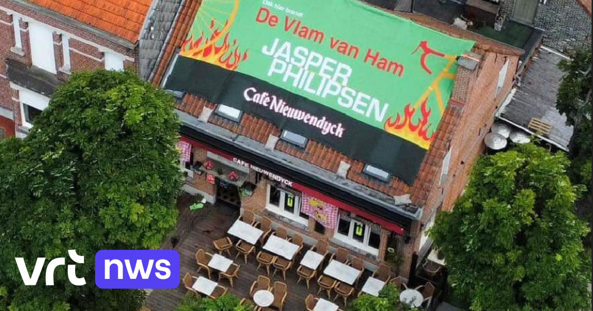 Groot spandoek op dak supporterscafé van Jasper Philipsen in Itegem ...