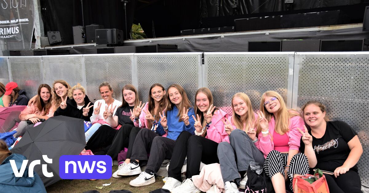 Al van 8u30 staan fans van Camille en Pommelien Thijs te wachten voor ...