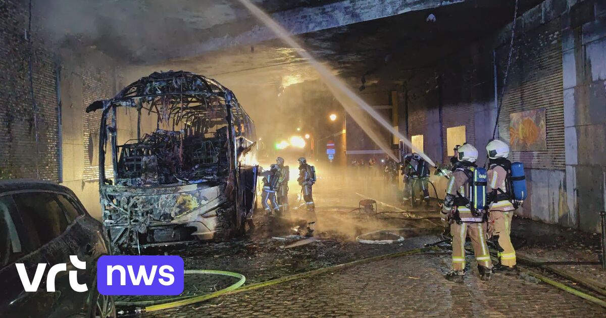 Spanish coach goes up in flames in Brussels | VRT NWS: news