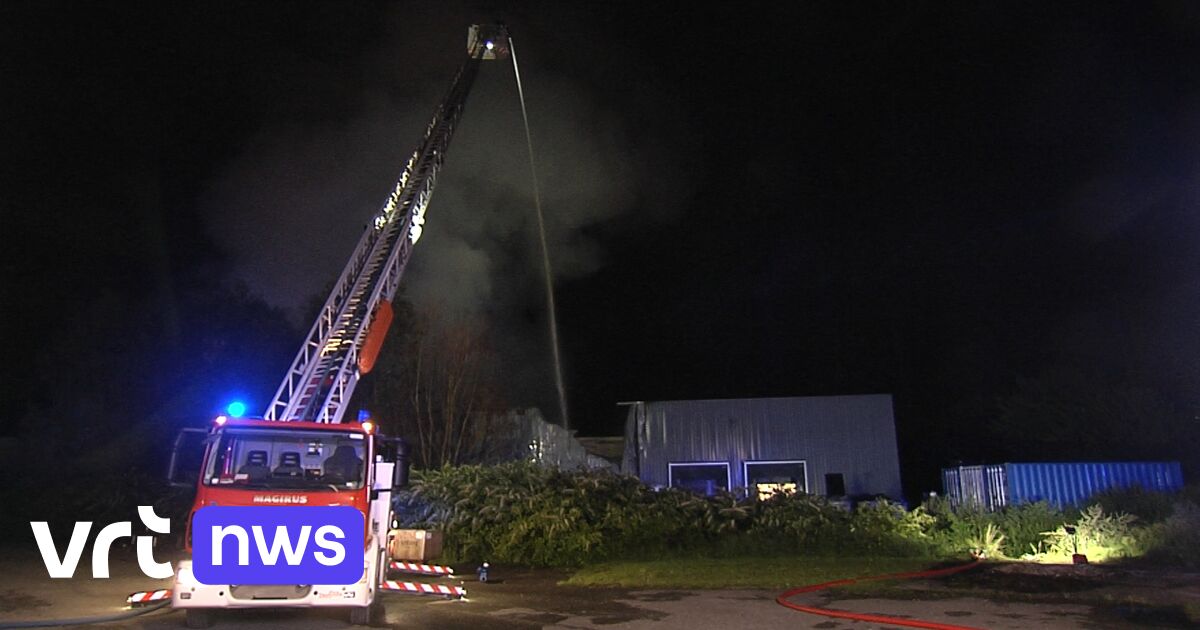 Uitslaande brand in Aartselaar verwoest magazijn op industrieterrein | VRT NWS: nieuws