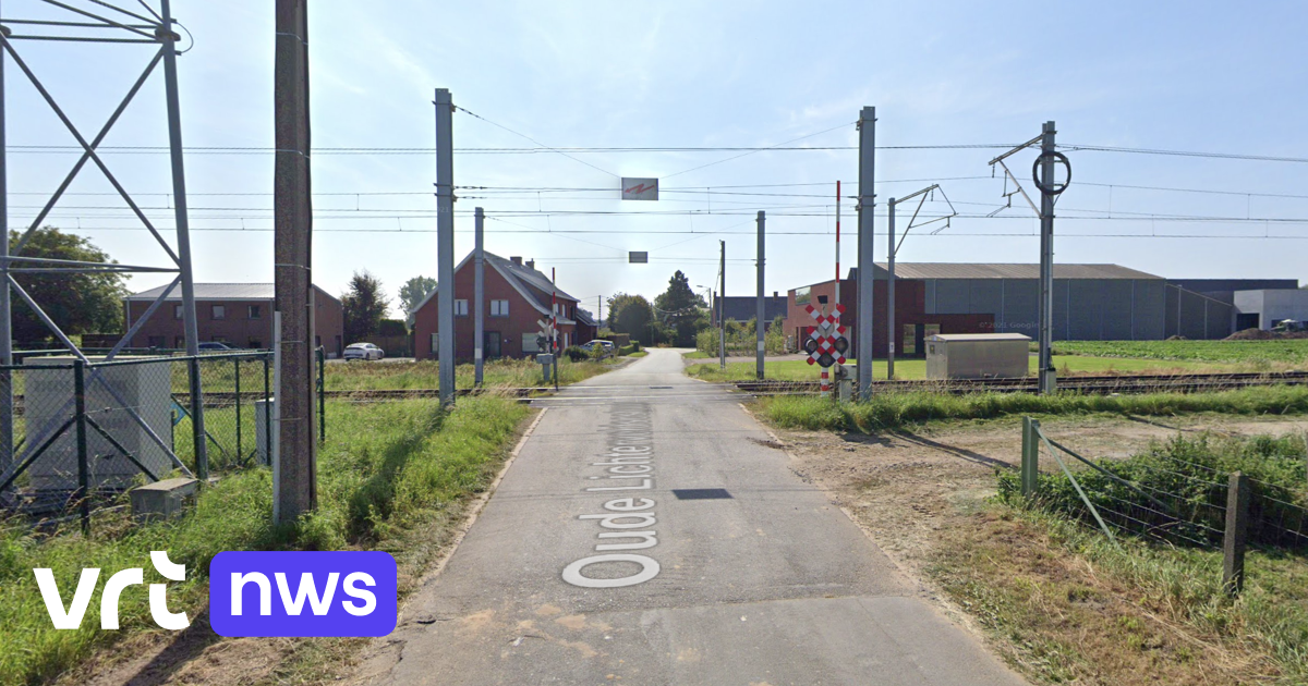 Fietser geïdentificeerd die aan overweg in Ardooie tussen de slagbomen slalomde | VRT NWS: nieuws