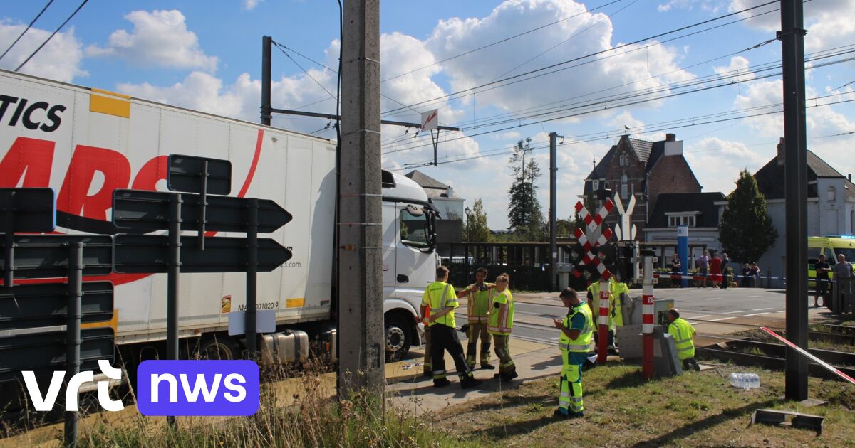 Vrachtwagen raakt vast onder slagbomen aan overweg in Anzegem | VRT NWS: nieuws
