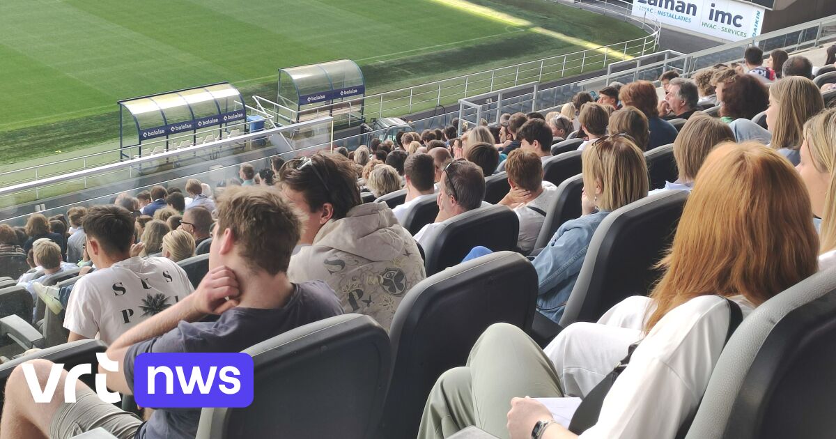 1.000-tal mensen volgt uitvaart KAA Gent-supporter Leonard (17) op ...