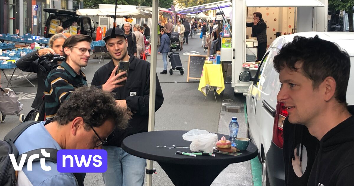 Rapper Brihang brengt zijn nieuwe plaat aan de man op maandagmarkt in ...