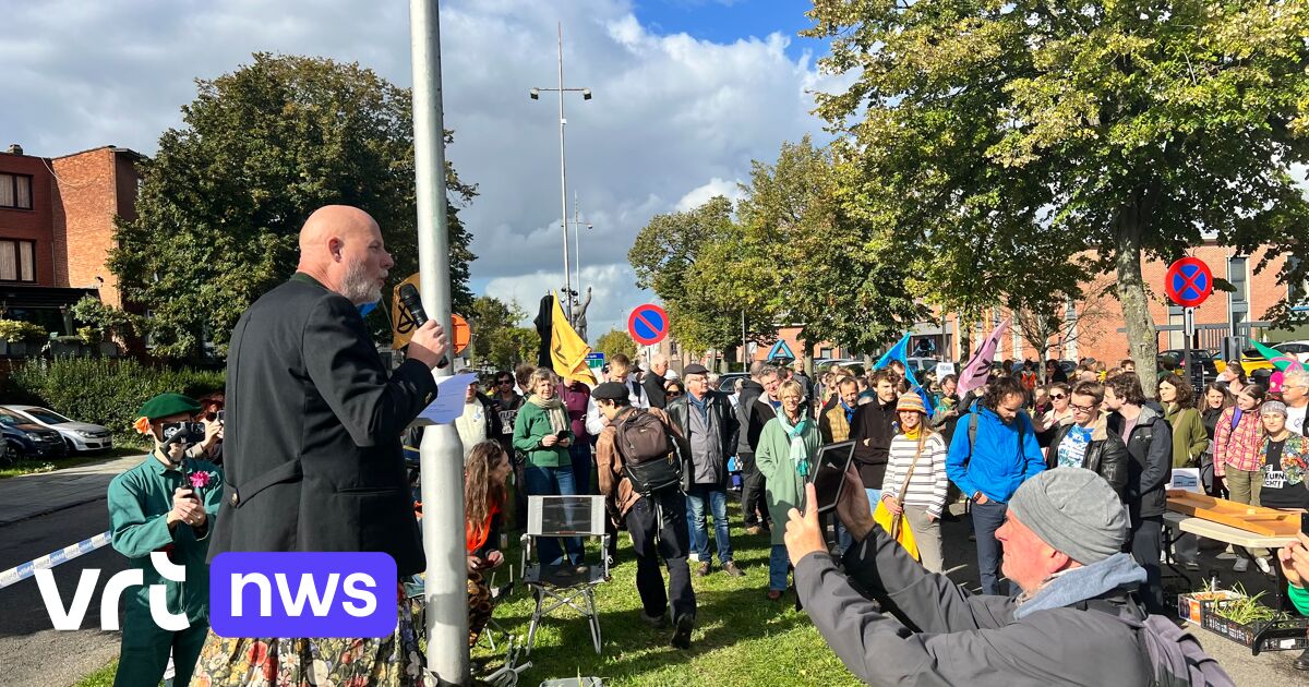 Zo'n 150 mensen voeren opnieuw actie tegen de luchthaven Deurne, met ...