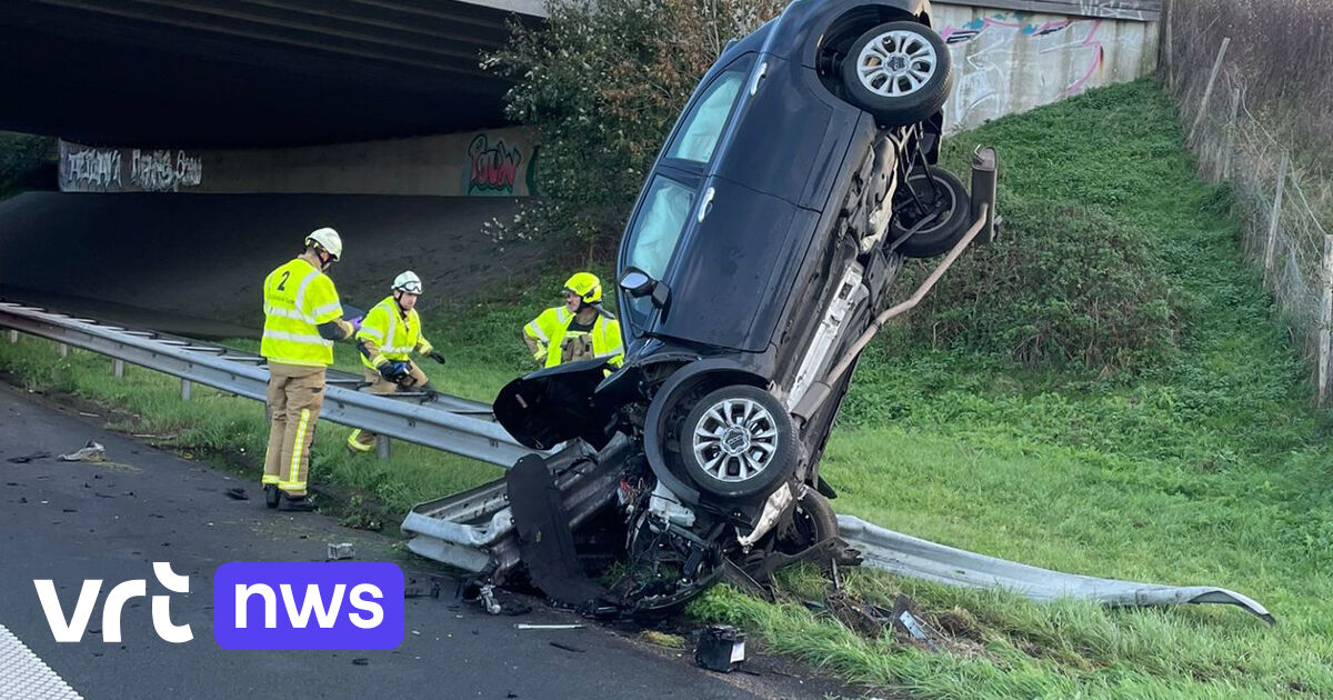 Bestuurder ongedeerd na ongeval in Minderhout waarbij auto verticaal op vangrail komt te staan ...