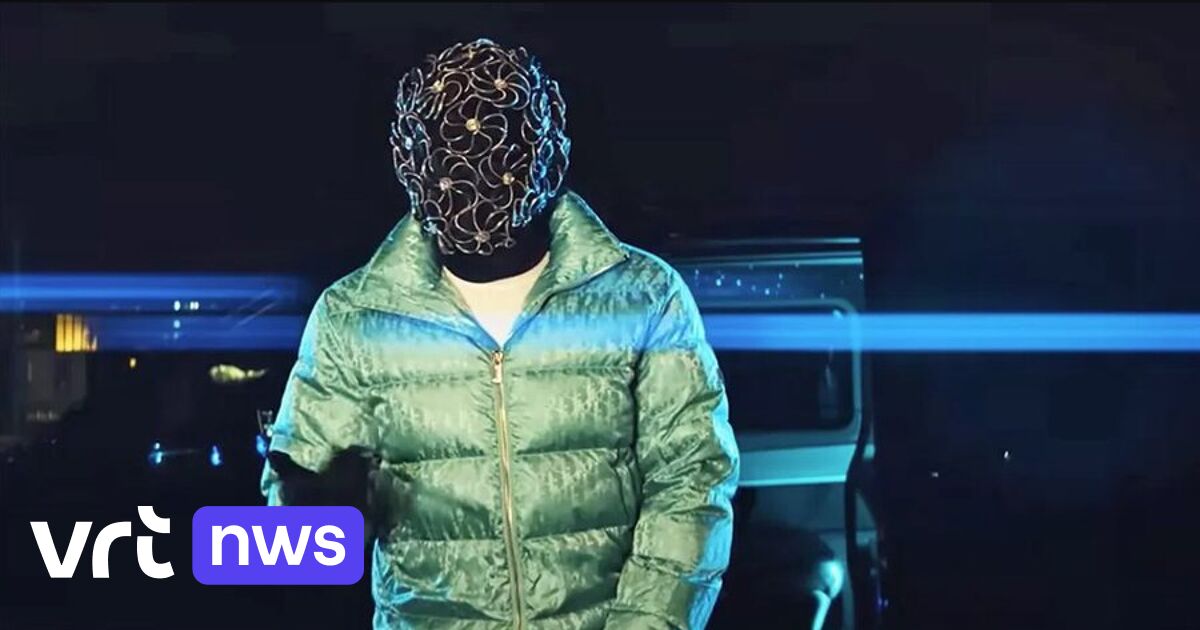 Wie schuilt achter het masker? Verenigd Koninkrijk in de ban van rapper ...