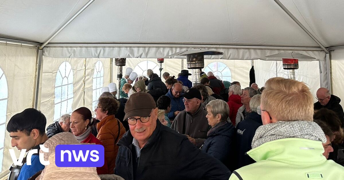 Stormloop op stickers met oude foto’s van Eeklo: ruilbeurs trekt 1.200 verzamelaars | VRT NWS ...