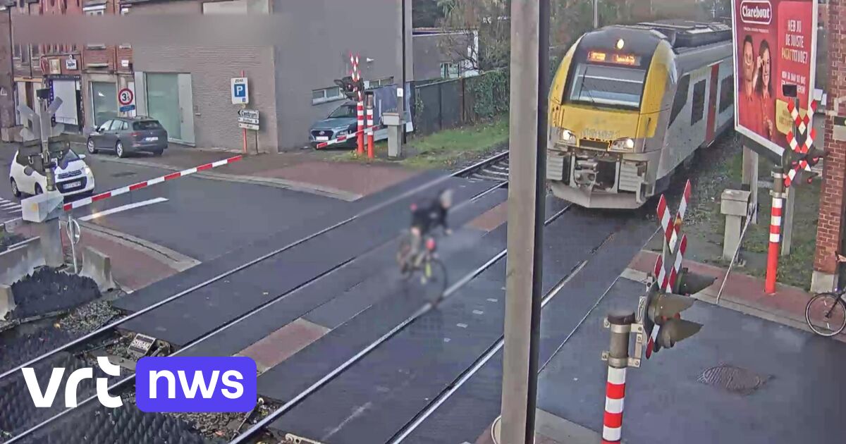 BEKIJK - Jongen van 15 ziet trein aankomen aan gesloten overweg in ...