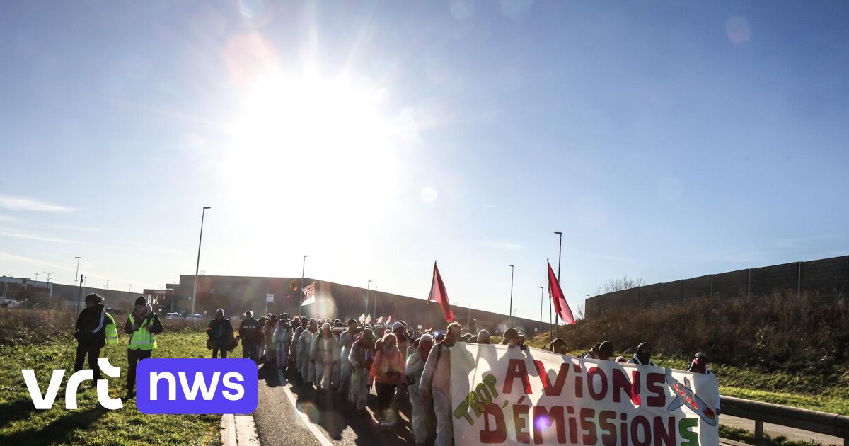 Blokkade van terrein Alibaba in Luik door klimaatactivisten Code Rood ...