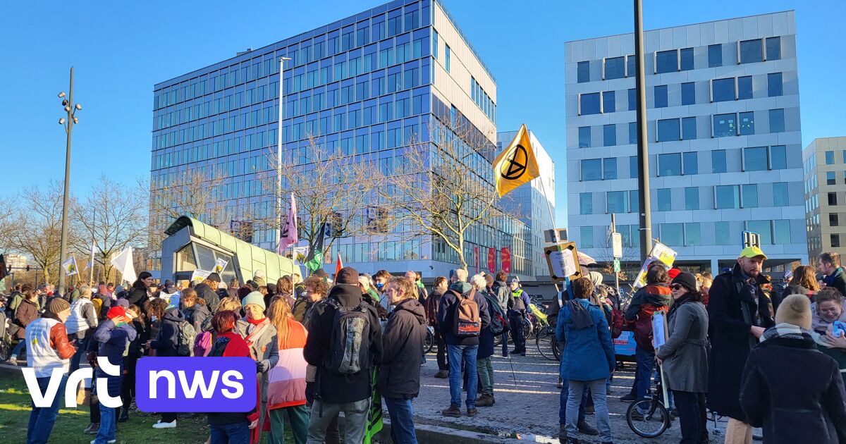 Opnieuw actie van klimaatactivisten Code Rood in Antwerpen, dit keer ...