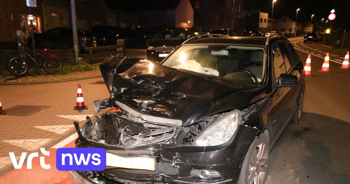 Twee gewonden bij frontale botsing in Stekene | VRT NWS: nieuws