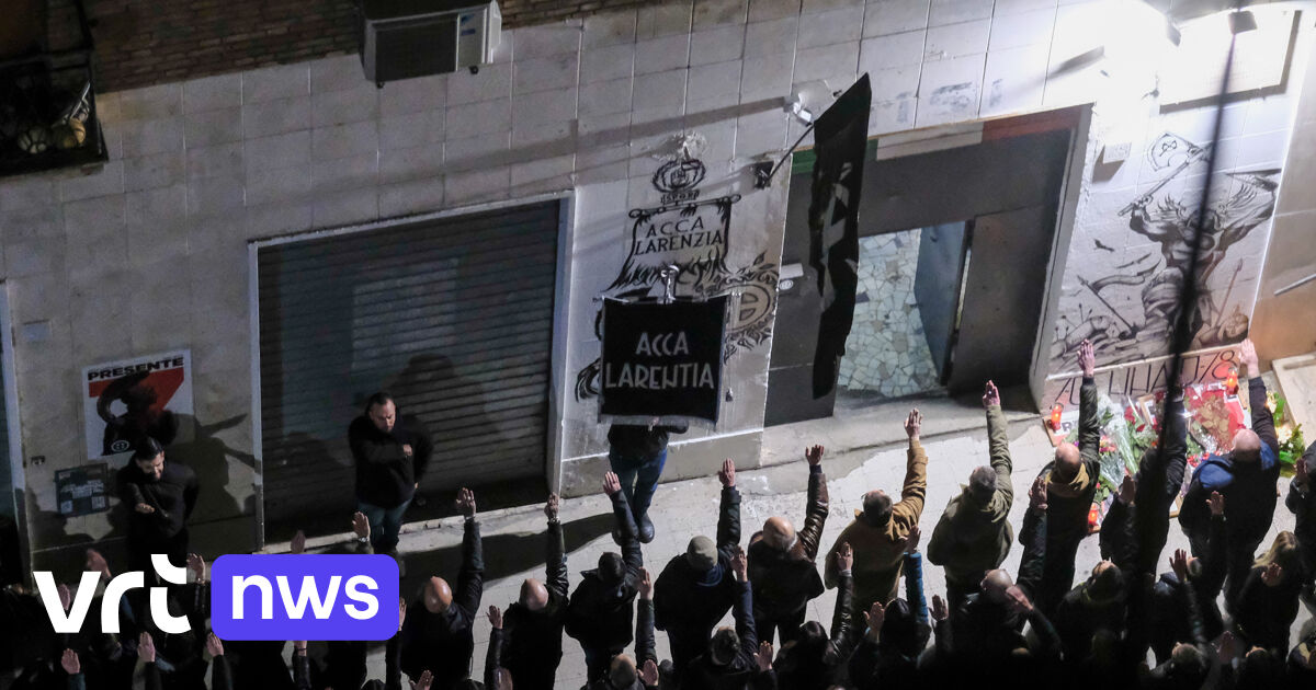Honderden zwart geklede manifestanten brengen fascistische groet in ...
