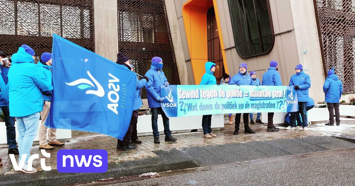 Politievakbond VSOA betoogt tegen geweld tegen hulpdiensten bij aanvang proces minderjarige die ...