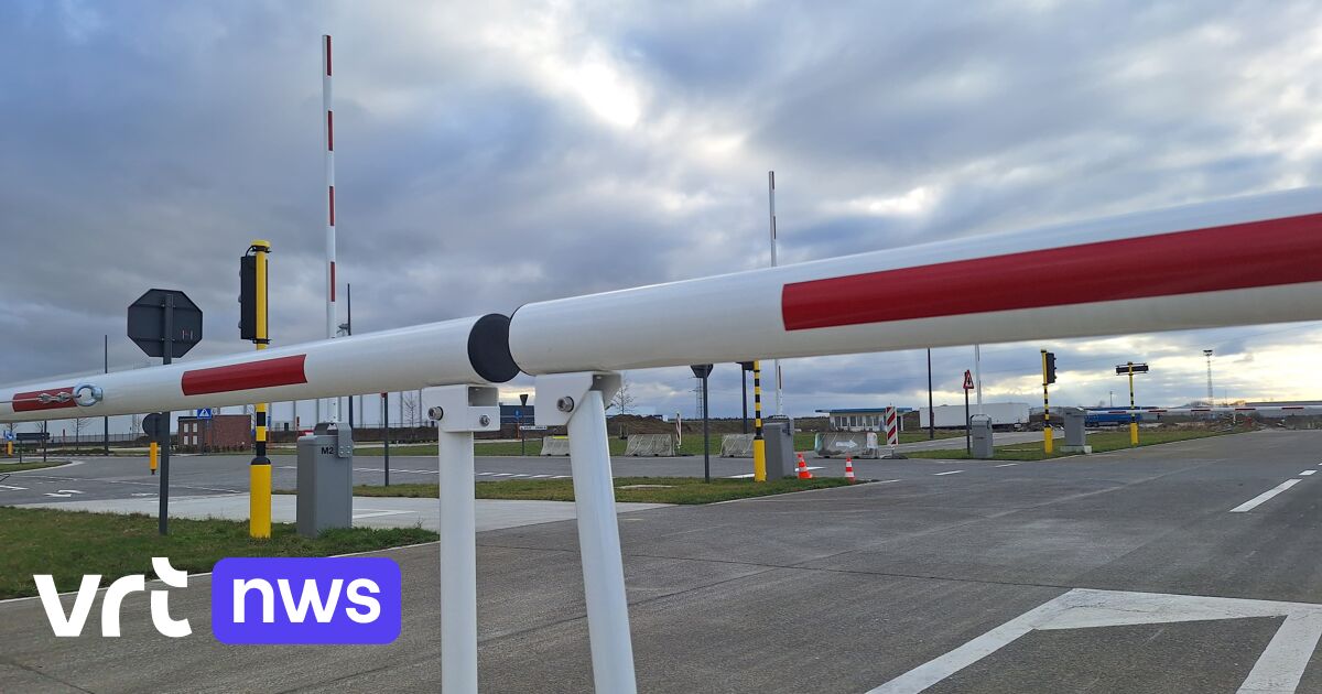 Geen treinspoor te zien, maar toch staat Genks kruispunt vol met slagbomen | VRT NWS: nieuws