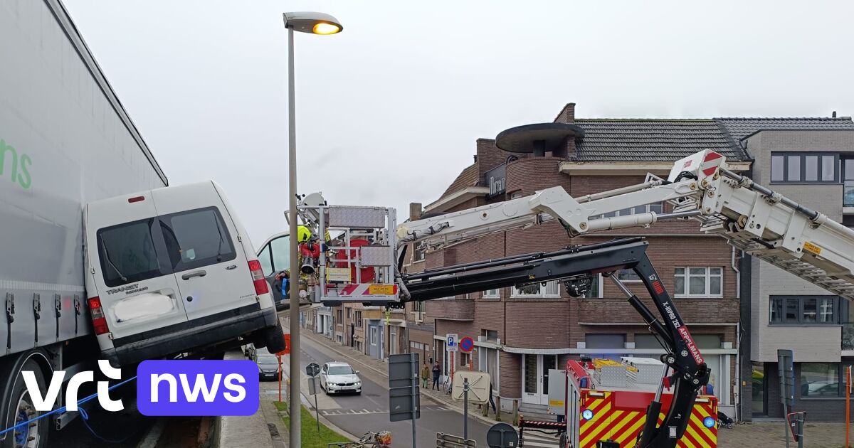Bestelwagen valt bijna van brug na ongeval met vrachtwagen in Temse ...