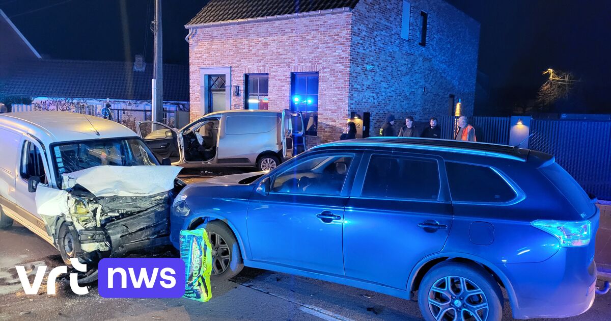 Twee bestuurders in levensgevaar na frontale botsing in Pulle | VRT NWS: nieuws