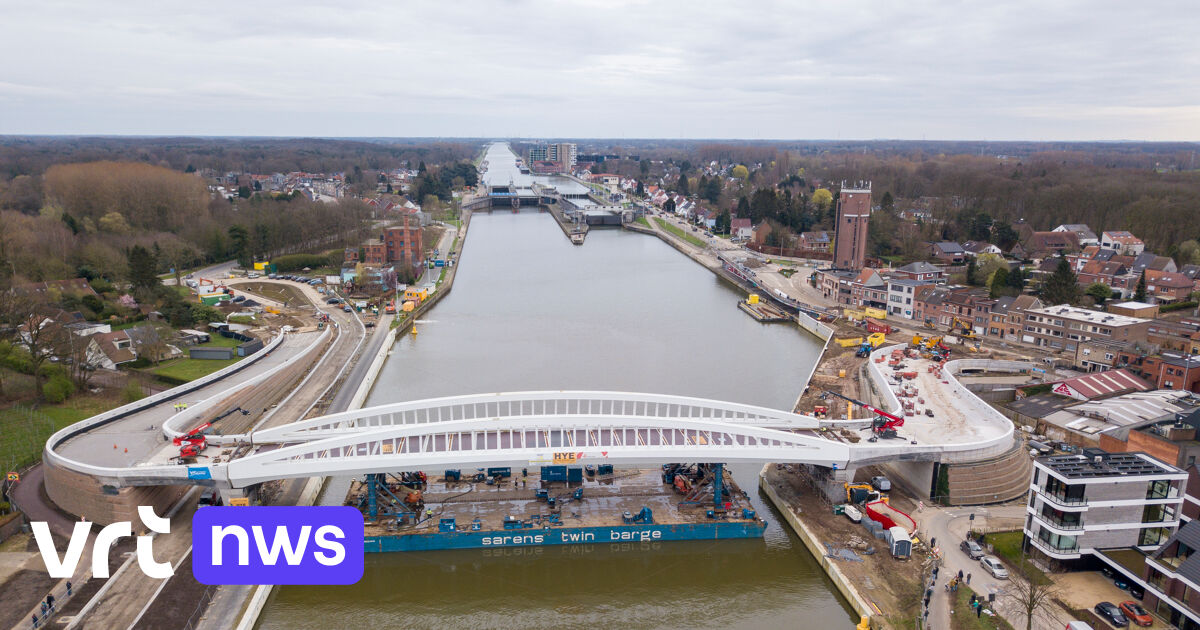 Nieuwe verhoogde brug over Albertkanaal in Wijnegem geplaatst | VRT NWS: nieuws