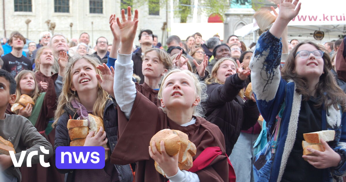 Rupelmonde herdenkt Witte Donderdag met traditionele 'apostelbrokken ...