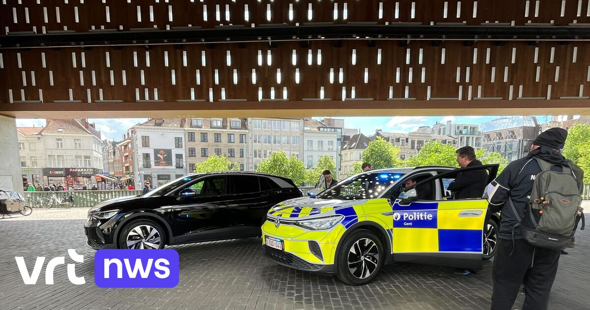 Gentse politie stelt nieuwe wagens voor met ingebouwd zwaailicht | VRT ...