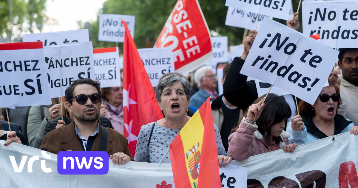 Duizenden Spanjaarden komen op straat om steun te betuigen aan premier Sánchez | VRT NWS: nieuws