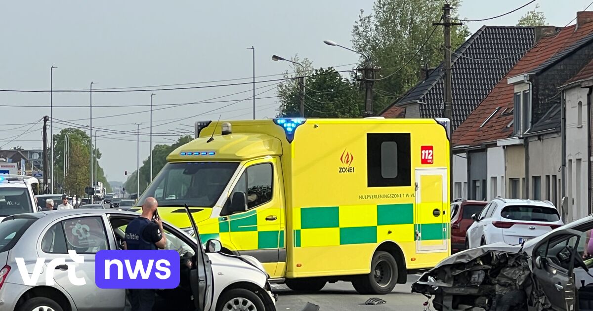 Twee gewonden bij frontale botsing in Torhout | VRT NWS: nieuws