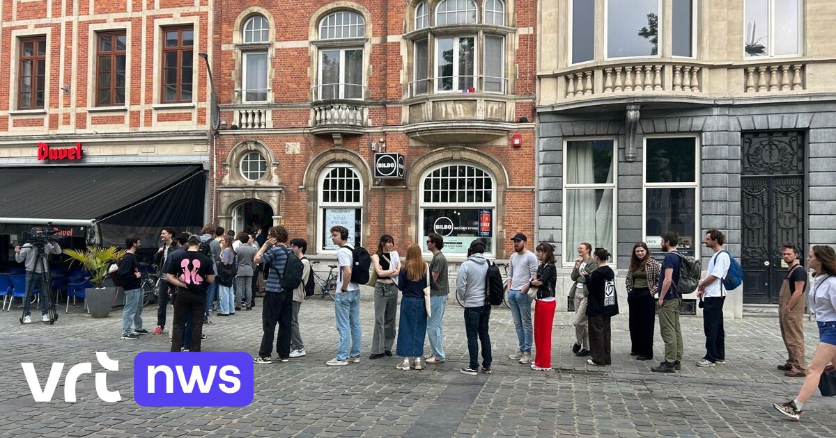 Erg lange rij voor uitverkoop bekende platenzaak Bilbo Records in ...