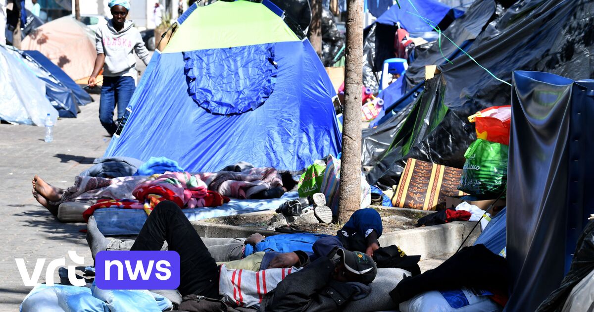 Honderden migranten onder dwang geëvacueerd uit kampen in Tunis | VRT ...