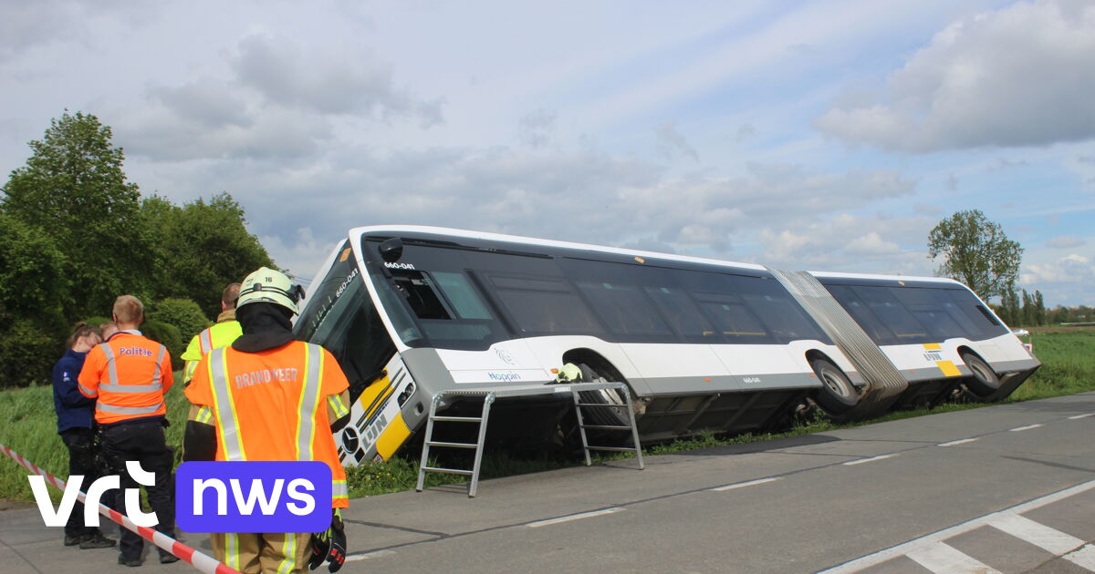 Bus van De Lijn belandt na windvlaag in gracht in Oostrozebeke ...