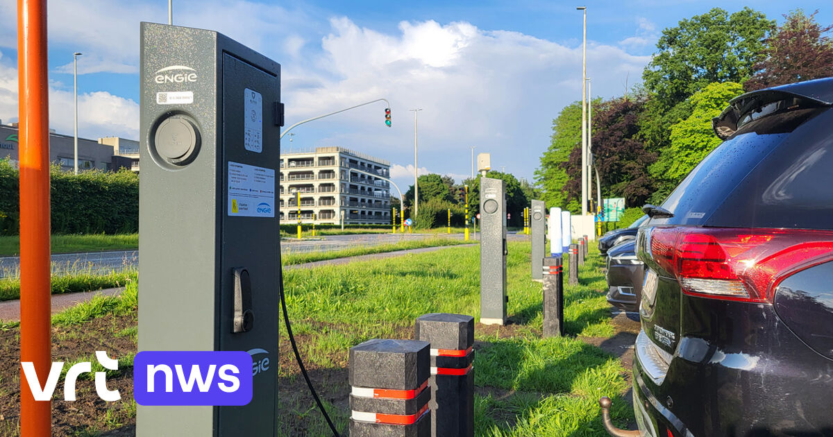 Engie legt voor het eerst laadplein aan met 10 laadpalen op openbaar domein in Turnhout | VRT ...