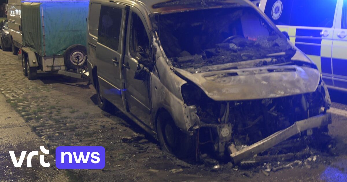 Police launch investigation after van burns out on Antwerp street | VRT ... Police launch investigation after van burns out on Antwerp street | VRT ...
