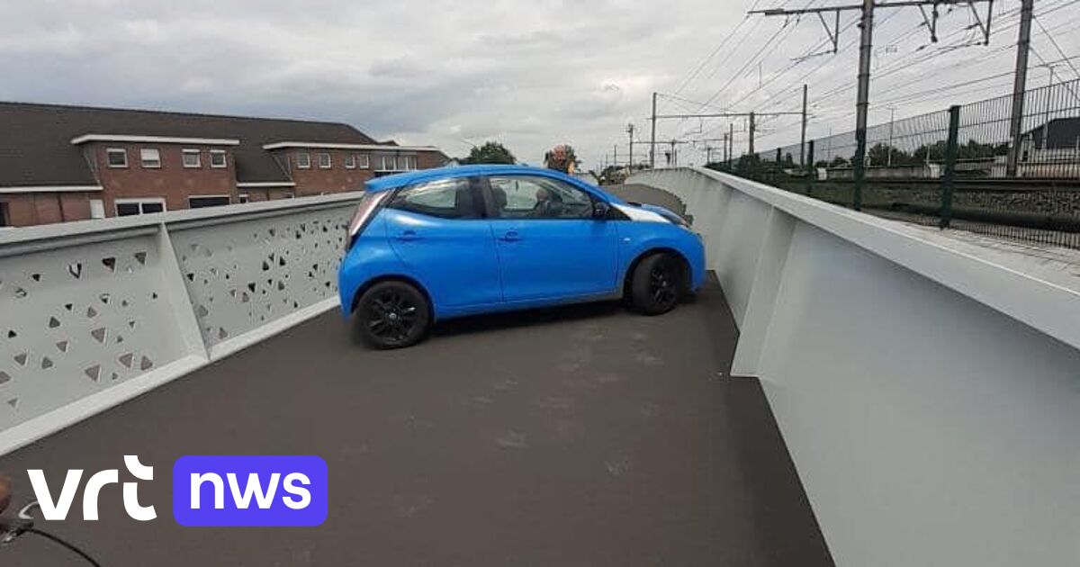 Vrouw (77) rijdt zich met auto vast op nieuwe fietsbrug in Sint-Niklaas: "Had niet door dat ik ...