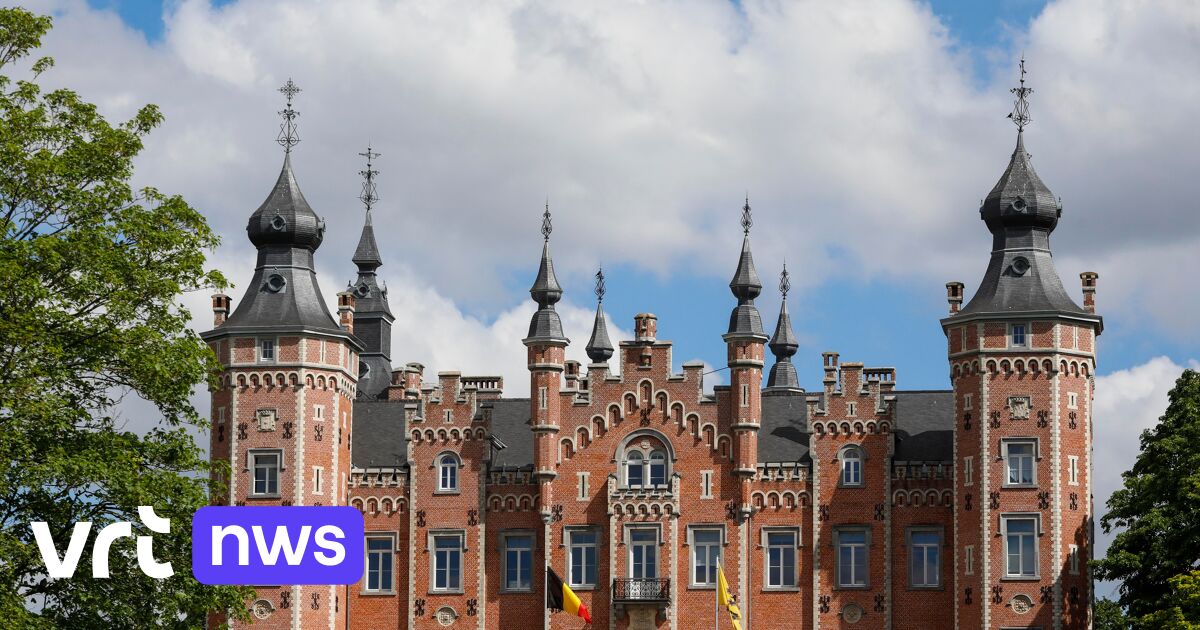 De Gordel stunt met koorddansen tussen kasteeltorens gemeentehuis ...