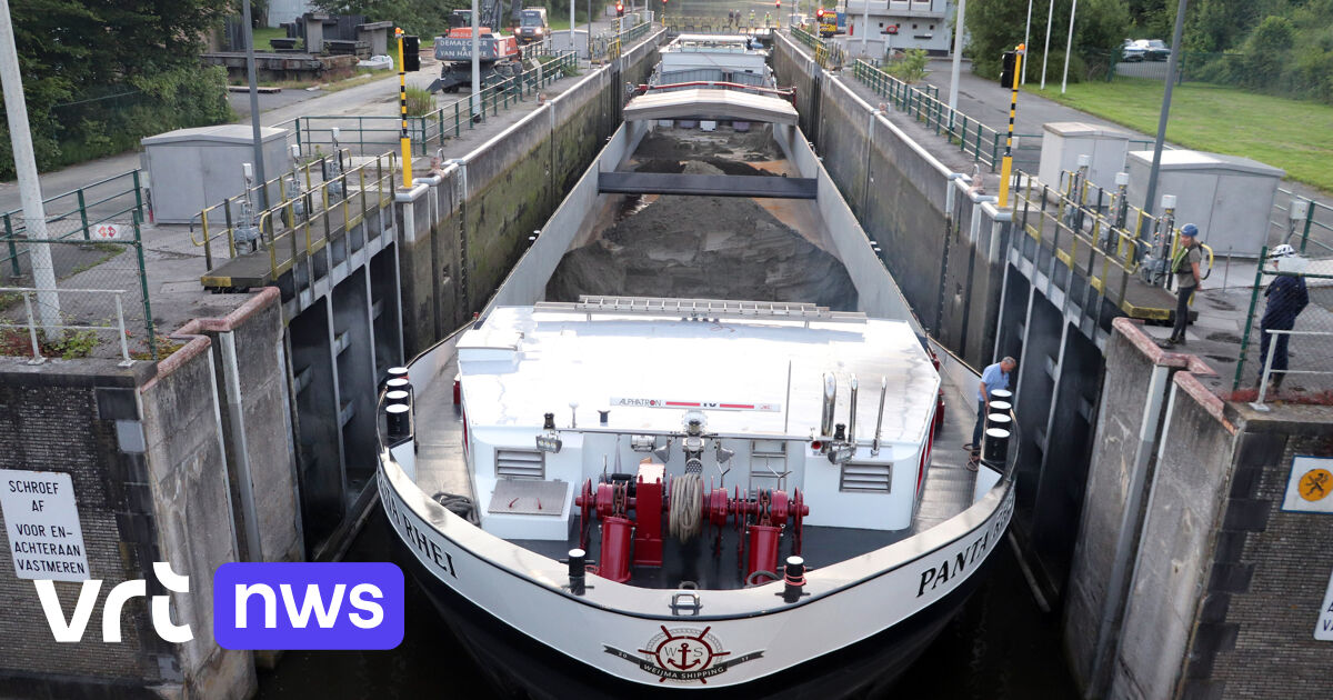 Sluis in Moen weer open, geblokkeerd schip kan na dag wegvaren | VRT ...