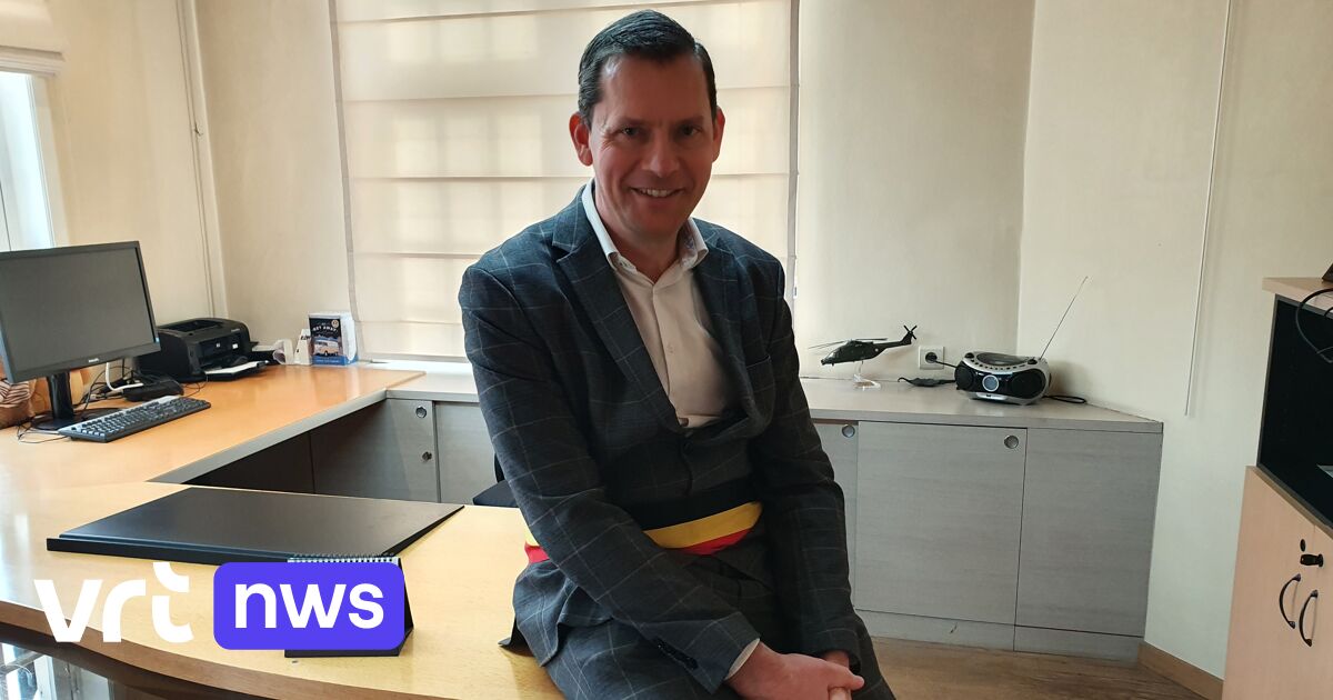 Tony Vermeire (49) is ereburgemeester van Lievegem: "Oorkonde en grote fles bier gekregen" | VRT ...
