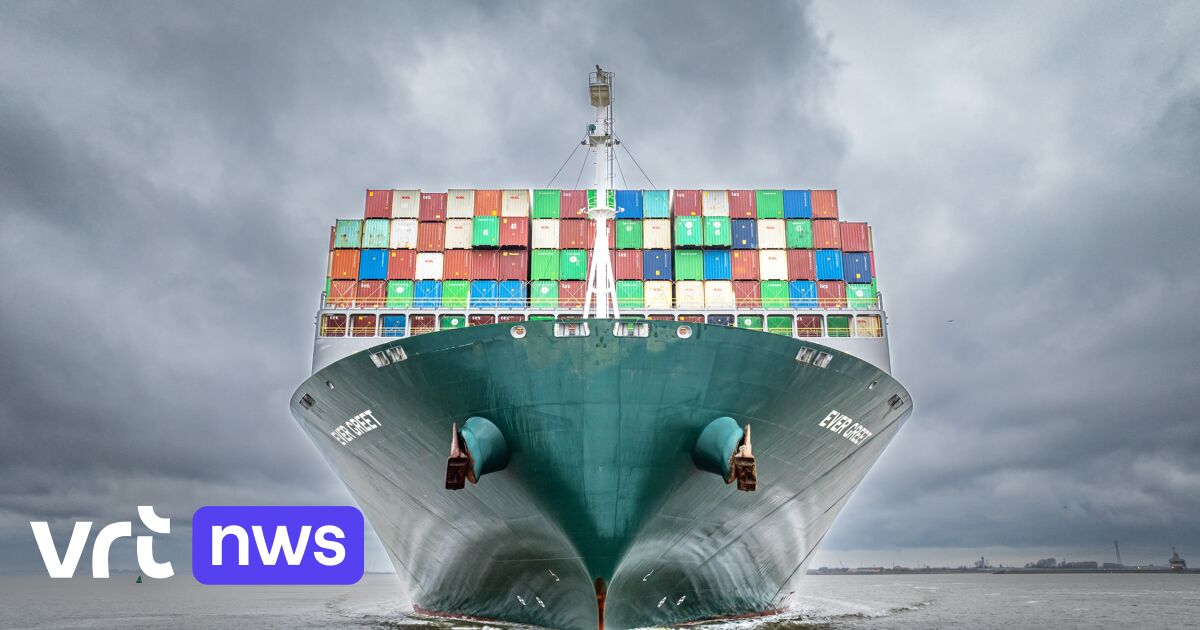 Door de dichte mist liggen nog 6 grote schepen te wachten om de Schelde ...