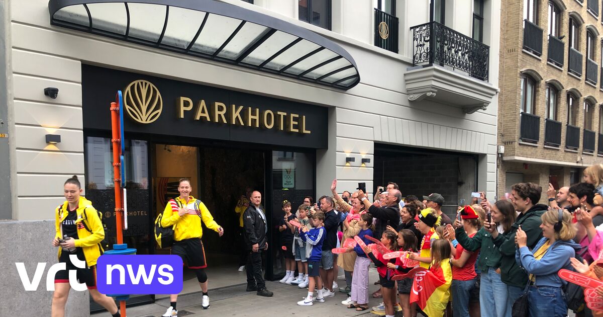 150 fans wuiven Belgian Cats uit in Kortrijk, bij vertrek naar cruciale ...