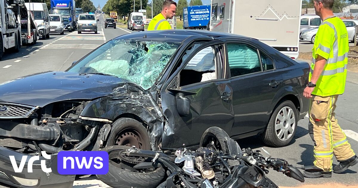 Motorrijder raakt levensgevaarlijk gewond bij botsing met auto in Torhout | VRT NWS: nieuws