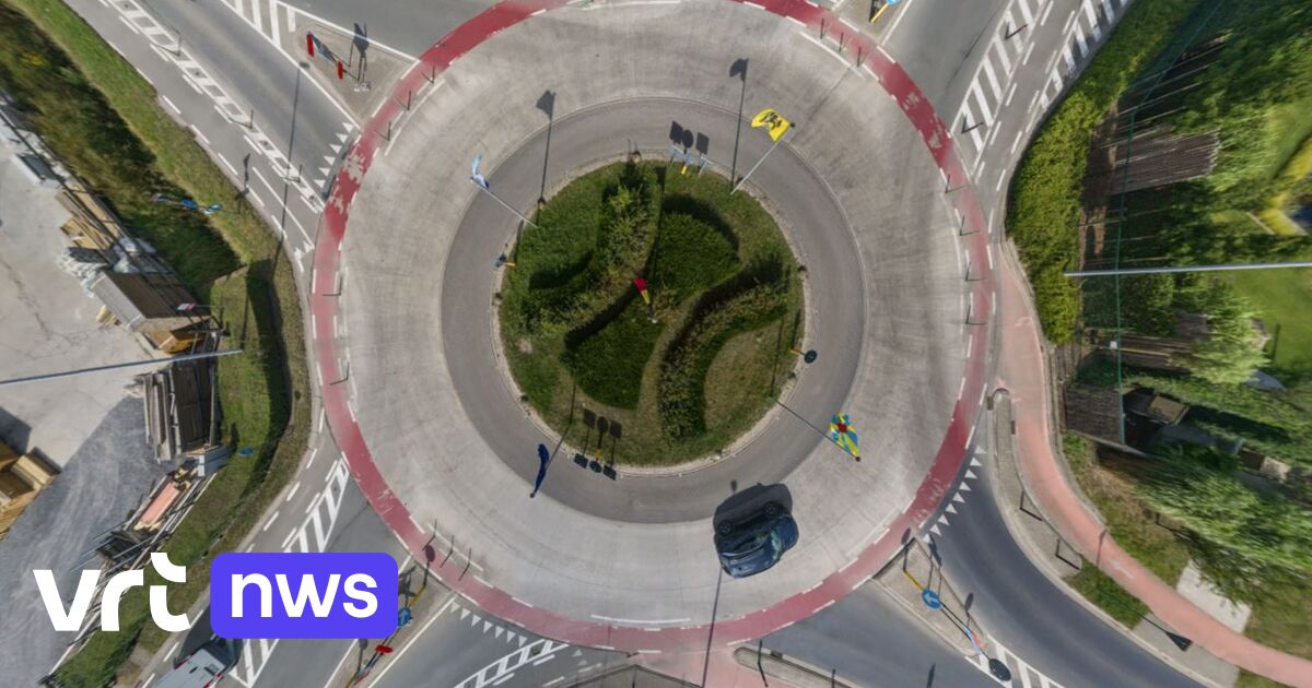 9 knaloranje wegomleggingsborden op één rondpunt in Koekelare | VRT NWS ...
