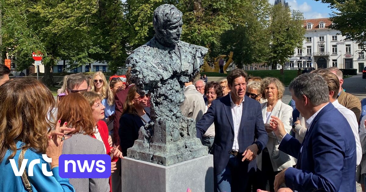 Standbeeld Louis Neefs ingehuldigd aan Mechelse Sint-Romboutstoren ...