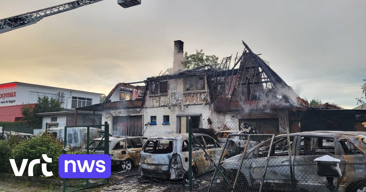 Brand vernielt oude villa met rieten dak in Wommelgem, kwaad opzet niet ...